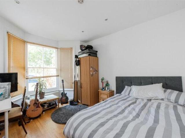 6 bedroom terraced house for rent in Churchill Road, London, NW2
