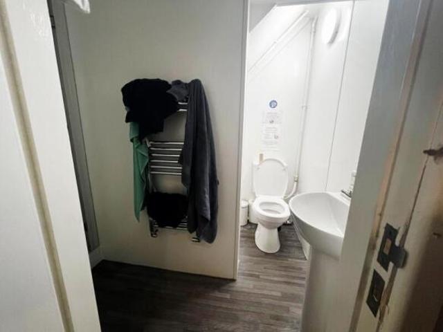 6 bedroom terraced house for rent in Chestnut Avenue, Hyde Park, Leeds, LS6