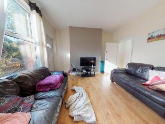 6 bedroom terraced house for rent in Ashville Road, Hyde Park, Leeds, LS6