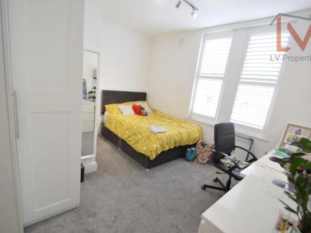 6 bedroom terraced house for rent in Burchett Grove, Leeds, West Yorkshire, LS6