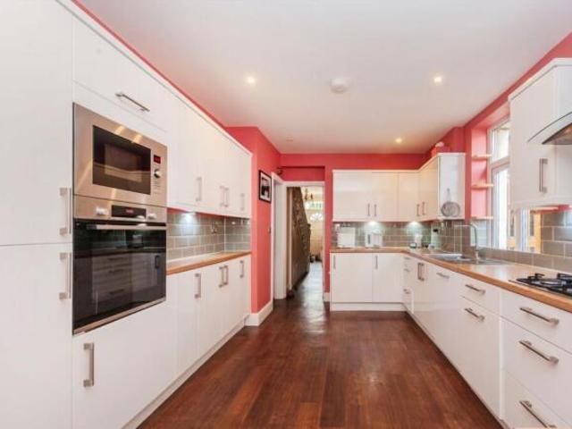 6 bedroom terraced house for rent in Gleneagle Road, Streatham, SW16