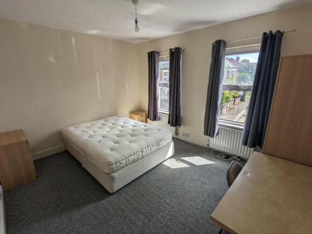 6 bedroom terraced house for rent in Grange Avenue, Reading, Berkshire, RG6