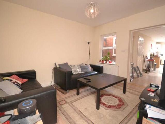 6 bedroom terraced house for rent in Grange Avenue, Reading, RG6