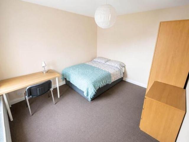 6 bedroom terraced house for rent in Donnington Gardens, Reading, RG1