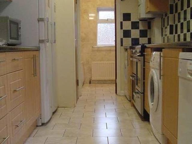 6 bedroom terraced house for rent in Donnington Road Reading RG1