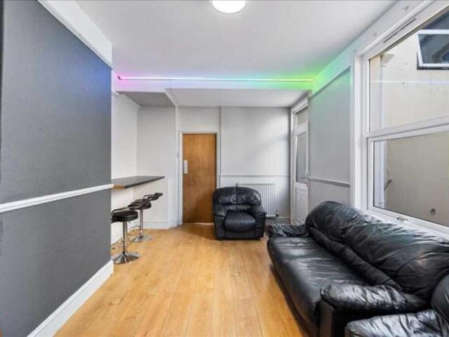 6 bedroom terraced house for rent in Derry Avenue, Plymouth, PL4