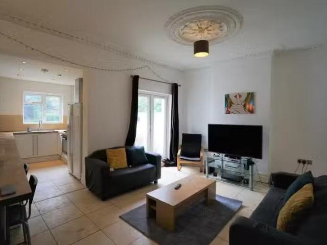 6 bedroom terraced house for rent in Fishponds Road, Eastville.