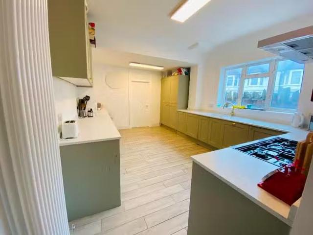 6 bedroom terraced house for rent in Kelvin Road, Cardiff City.