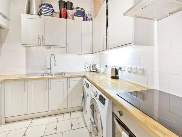 6 bedroom terraced house for rent in Kersley Street, London, SW11