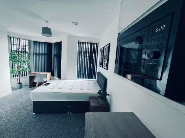 6 bedroom terraced house for rent in House Share Studio Room.
