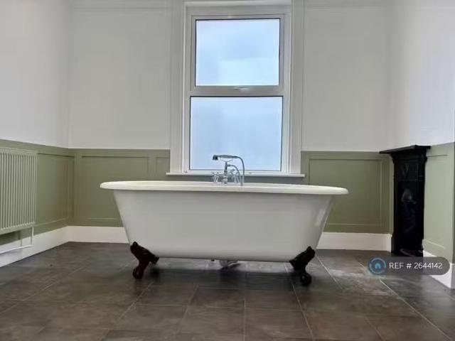 6 bedroom terraced house for rent in Hollicondane Road, Ramsga.