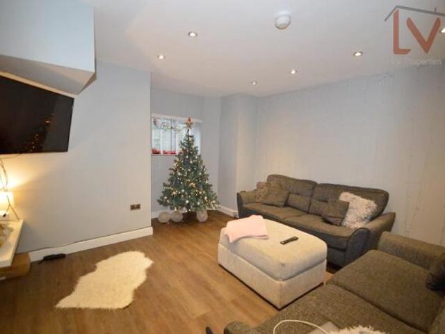6 bedroom terraced house for rent in Hartley Crescent, Leeds, West Yorkshire, LS6
