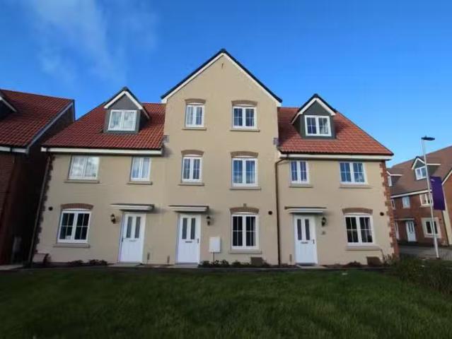 6 bedroom terraced house for rent in Henry Shute Road Schola.