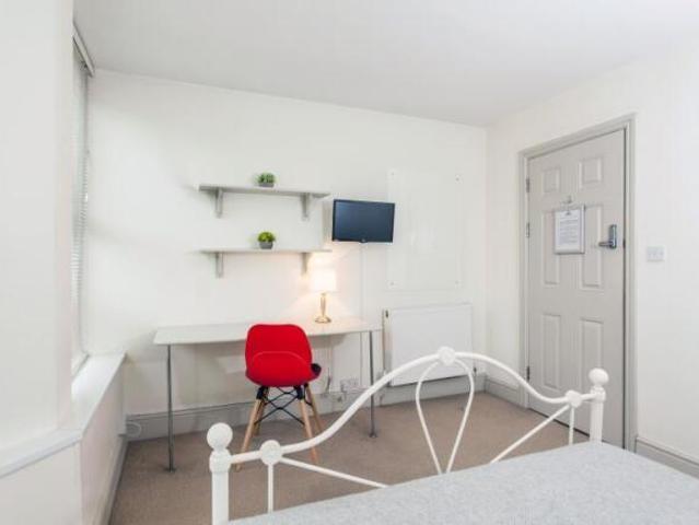 6 bedroom terraced house for rent in Inverness Place, Cardiff, CF24
