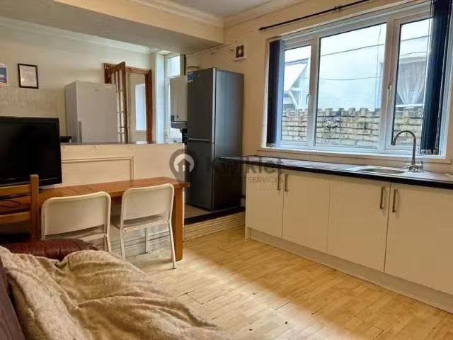6 bedroom terraced house for rent in Llantwit Road, Treforest.