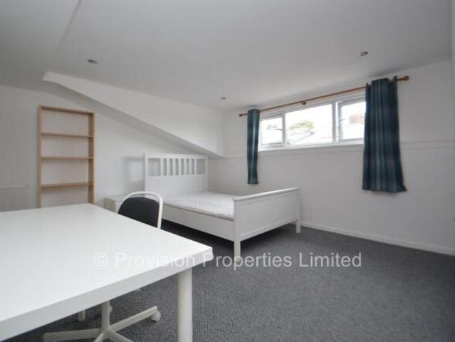 6 bedroom terraced house for rent in Manor Drive, Hyde Park, Leeds, LS6