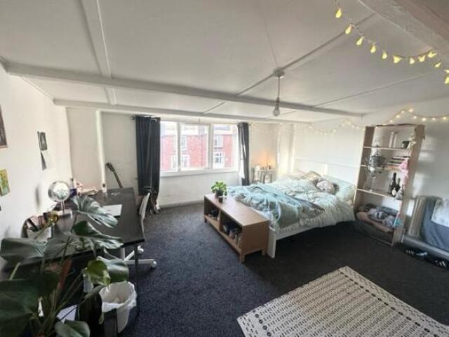 6 bedroom terraced house for rent in Manor Drive, Hyde Park, Leeds, LS6