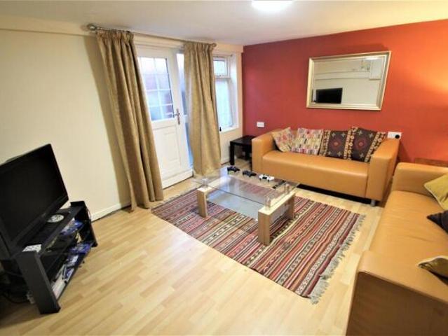 6 bedroom terraced house for rent in Manor Drive, Hyde Park, Leeds, West Yorkshire, LS6