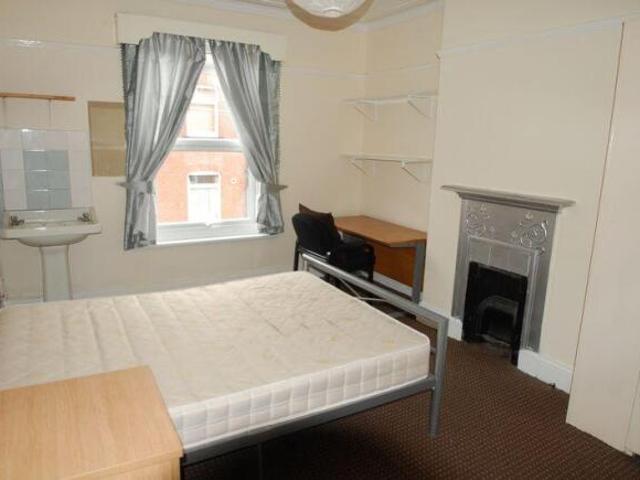 6 bedroom terraced house for rent in Manor Terrace, Hyde Park, Leeds, LS6