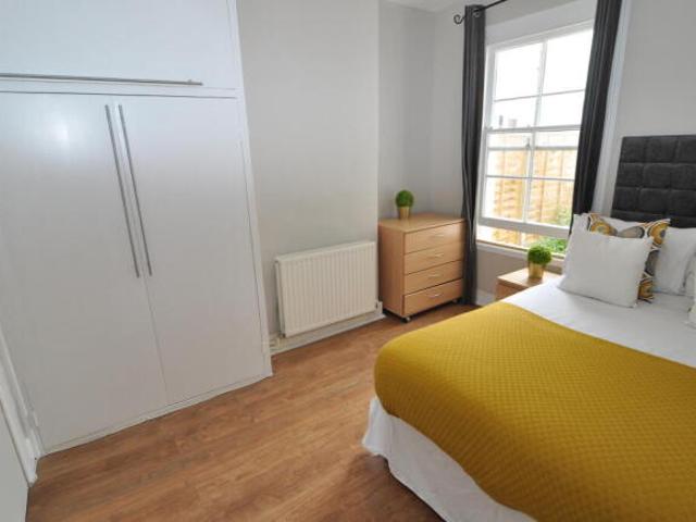 6 bedroom terraced house for rent in Musard Road, Barons Court, London, W6