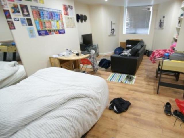 6 bedroom terraced house for rent in North Grange Mount, Leeds, West Yorkshire, LS6