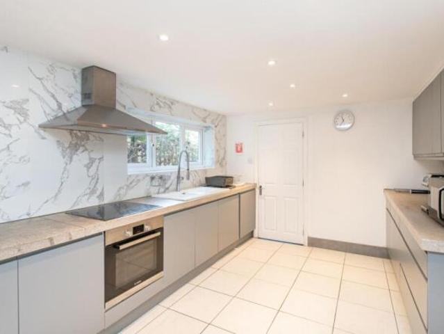 6 bedroom terraced house for rent in Sandmere Road London SW4