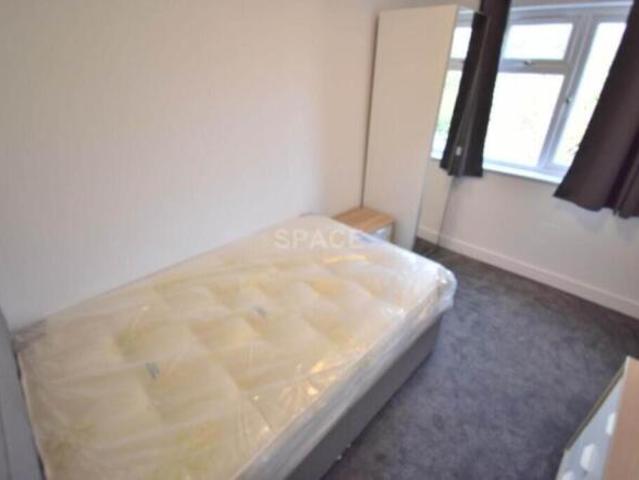 6 bedroom terraced house for rent in St. Bartholomews Road, Reading, Berkshire, RG1 3QA. RG1