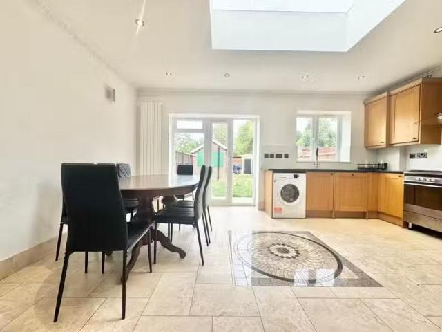 6 bedroom terraced house for rent in Stanhope Grove, Beckenham.