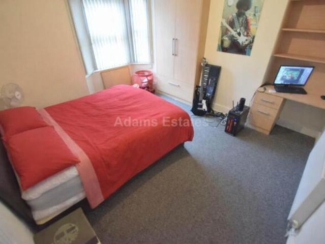 6 bedroom terraced house for rent in Swainstone Road, Reading, England, RG2