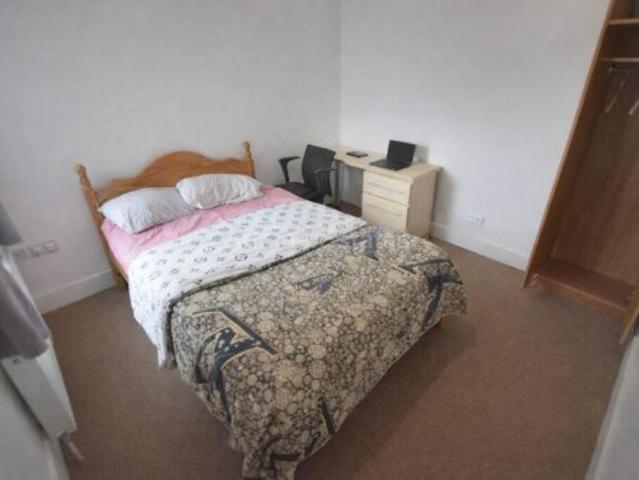 6 bedroom terraced house for rent in Swainstone Road, Reading, RG2