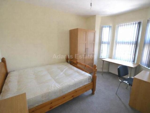 6 bedroom terraced house for rent in Radstock Road, Reading, RG1