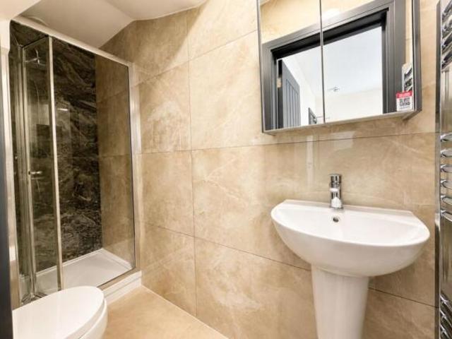 6 bedroom terraced house for rent in Ragstone Road, Slough, SL1