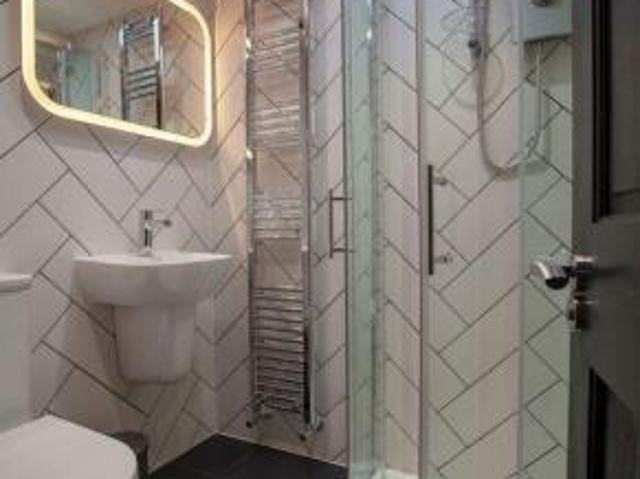 6 bedroom terraced house for rent in Ruskin Avenue, Manchester, M14