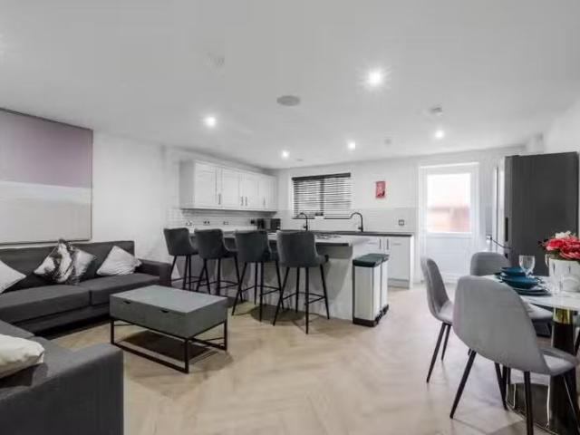 6 bedroom terraced house for rent in Russell Road, Liverpool.