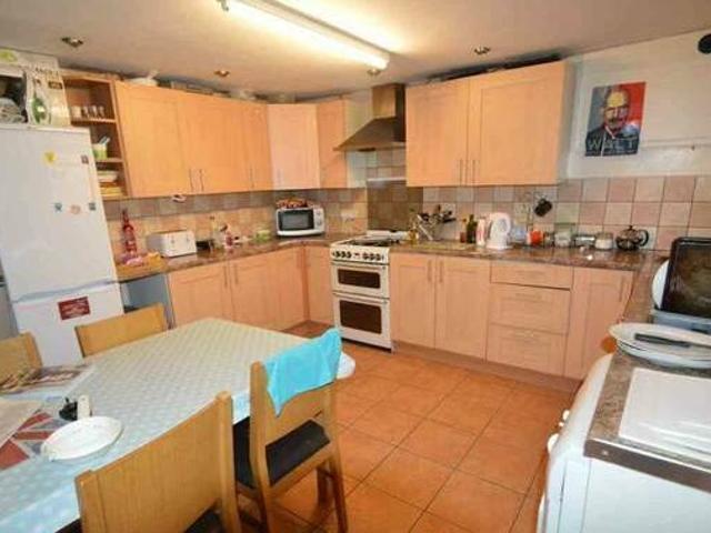 6 bedroom terraced house for rent in Thornville Road Hyde Park Leeds LS6