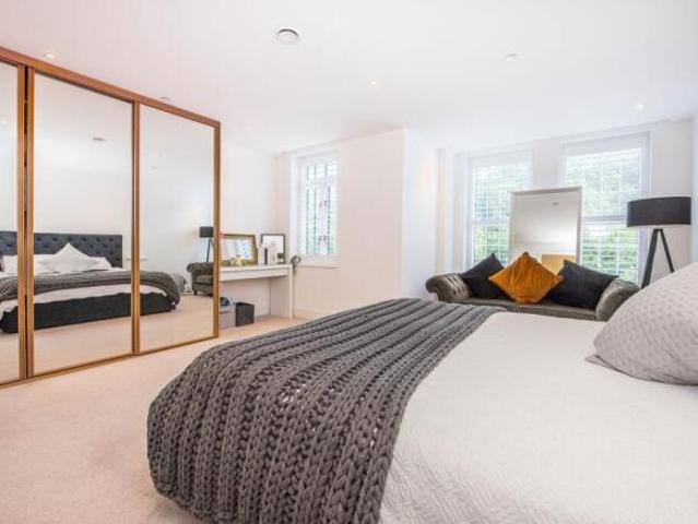 6 bedroom terraced house for rent in Upper Richmond Road London SW15