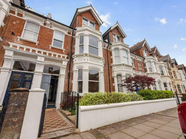6 bedroom terraced house for sale