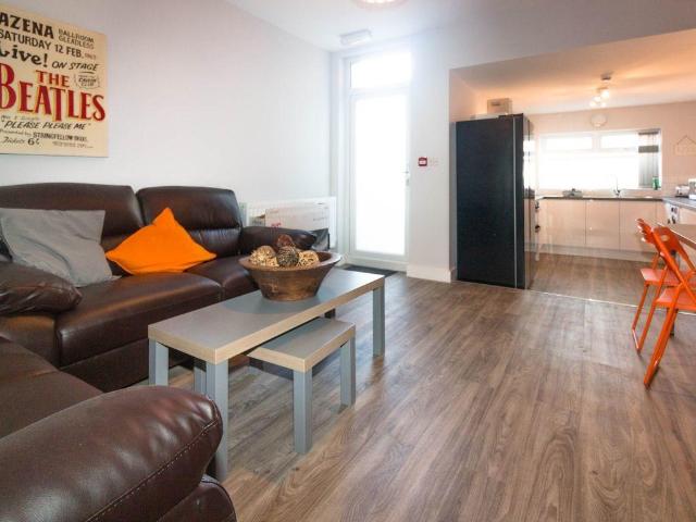 6 bedroom terraced house for sale