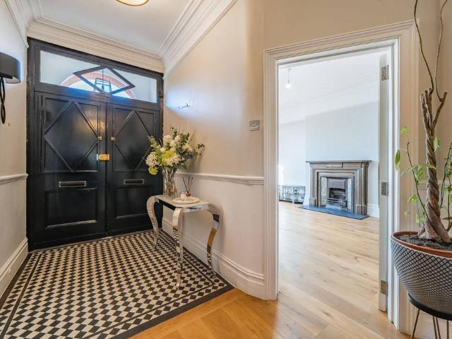 6 bedroom terraced house for sale