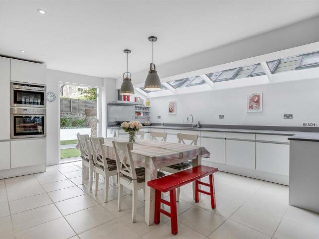 6 bedroom terraced house for sale