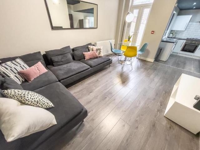 6 bedroom terraced house for sale