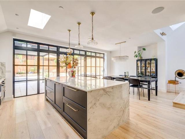 6 bedroom terraced house for sale