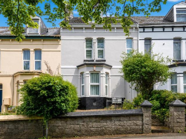 6 bedroom terraced house for sale