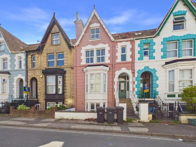 6 bedroom terraced house for sale