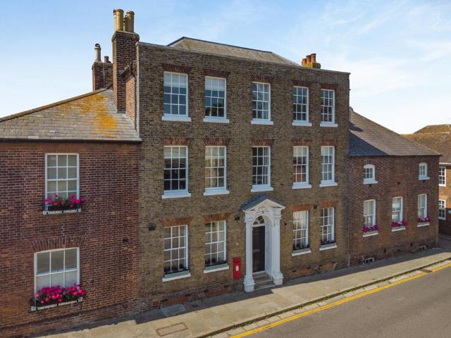 6 bedroom terraced house for sale