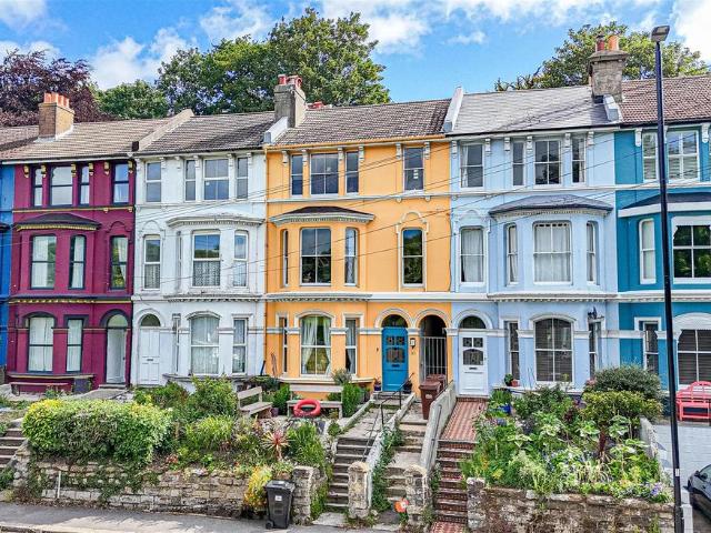 6 bedroom terraced house for sale
