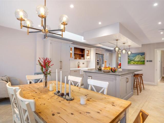6 bedroom terraced house for sale