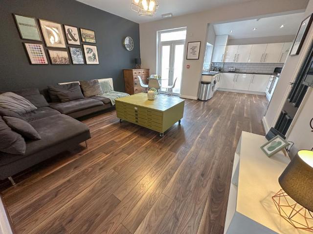 6 bedroom terraced house for sale