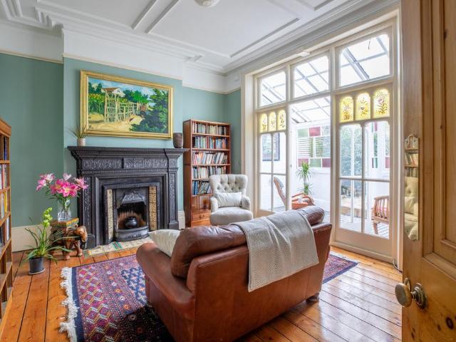 6 bedroom terraced house for sale