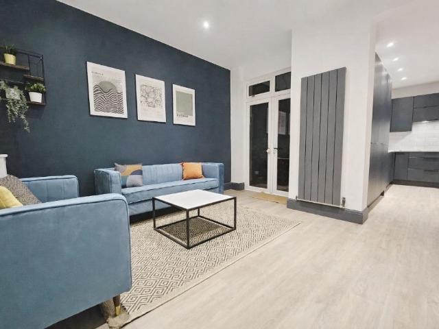 6 bedroom terraced house for sale